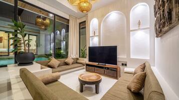 Villa de Luxo, 2 quartos, piscina privativa | Sala de estar | Smart TV de 50 polegadas com canais digitais