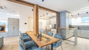 Apartamento, vista para a montanha | Refeições no quarto