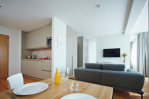 Apartamento Deluxe | Cozinha privada | Um frigorífico, um micro-ondas, uma placa de cozinha 
