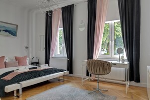 Apartamento luxo, 1 quarto, vista para a cidade, ao lado da praia | Roupas de cama premium, ferros/tábuas de passar roupa