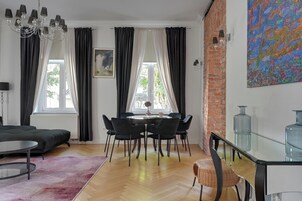 Apartamento Deluxe, 1 quarto, Vista para a cidade, junto à praia | Sala de estar | Smart TV de 40 polegadas com canais por cabo 