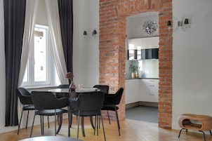 Apartamento Deluxe, 1 quarto, Vista para a cidade, junto à praia | Restaurantes