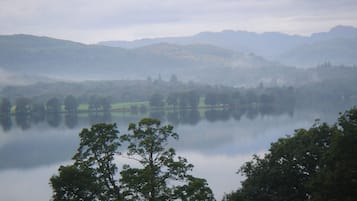 Um lago tranquilo rodeado por colinas e árvores.