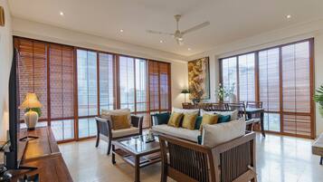 Deluxe 2-Bedroom Apartment with Two Double Beds & City View | Área de estar