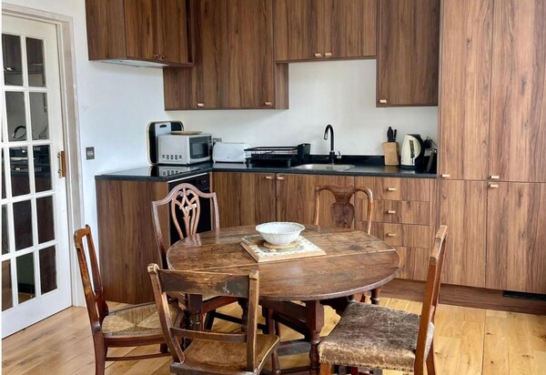 3 Bedroom Apartment Sleeps 6 With Free Parking - Budleigh Salterton