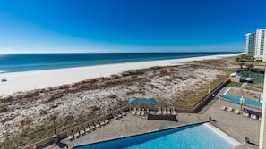 Um resort com piscina, acesso à praia e vista para o oceano.