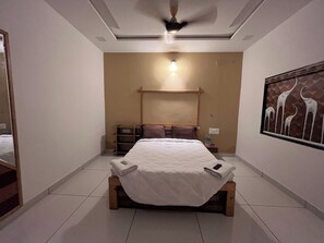 Quarto luxo, vista para o jardim | Individualmente mobiliados, escrivaninha