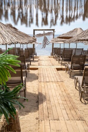 Uma praia privada, praia de areia branca, bares na praia 
