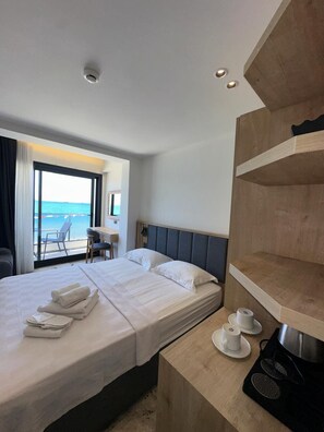 Quarto Triplo Comfort, varanda, vista para o mar | Secretária, secretária adequada para computadores portáteis 