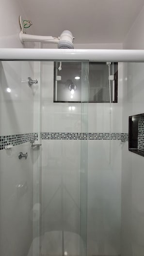 Apartamento | Banheiro | Chuveiro, toalhas de banho
