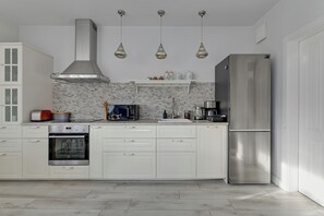 Apartamento família, sacada, vista para a cidade | Cozinha privada | Cafeteira/chaleira, chaleira elétrica, torradeira, cadeirão de bebê