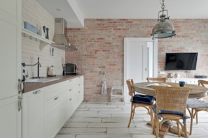 Apartamento família, sacada | Cozinha privada | Cafeteira/chaleira, chaleira elétrica, torradeira, cadeirão de bebê