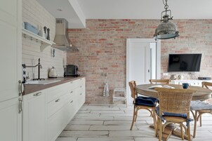 Apartamento Familiar, varanda | Cozinha privada | Uma cafeteira/bule, uma chaleira elétrica, uma torradeira 