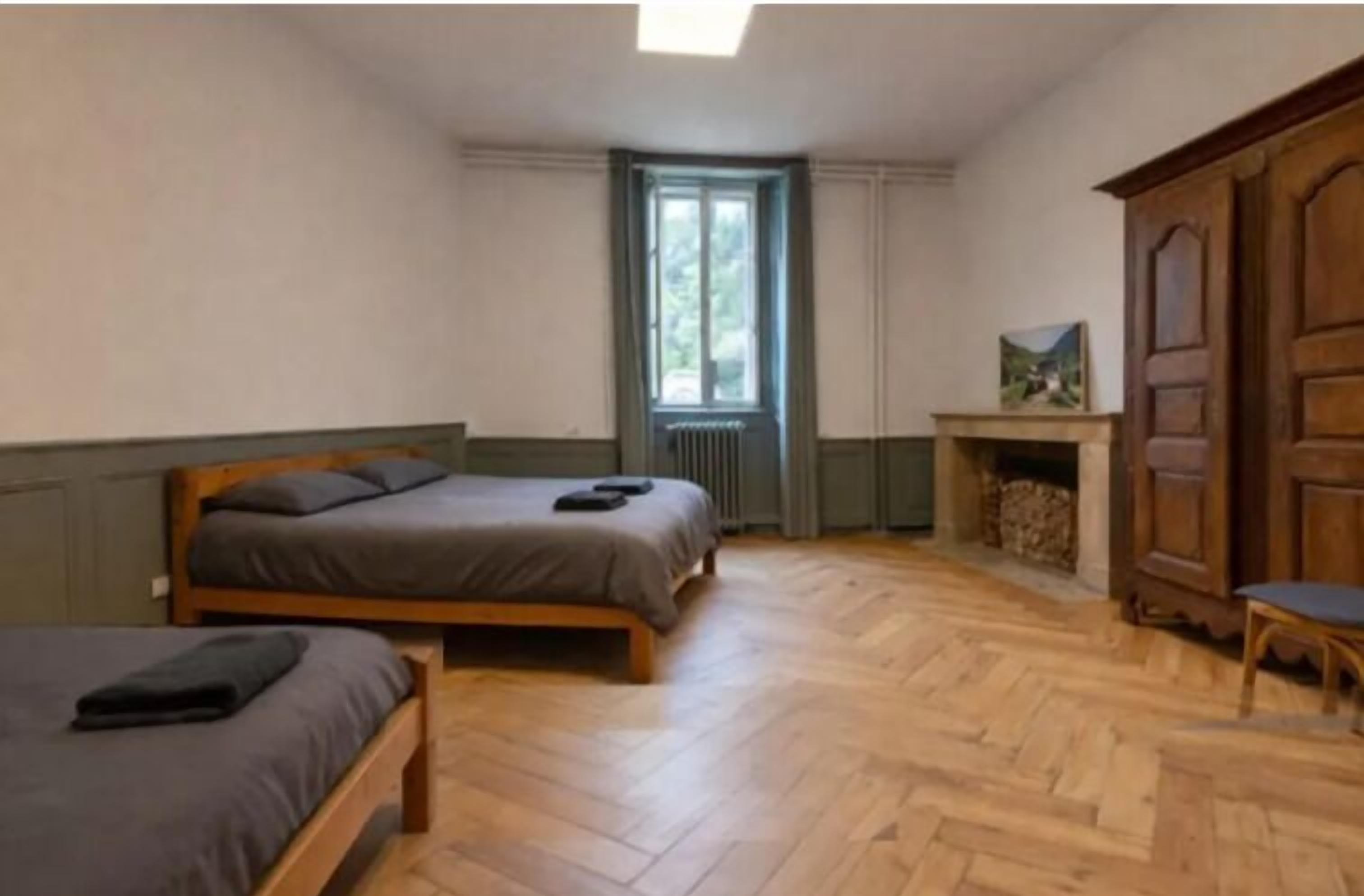 Quarto triplo, vista para o jardim | Roupa de cama, acesso para cadeiras de rodas