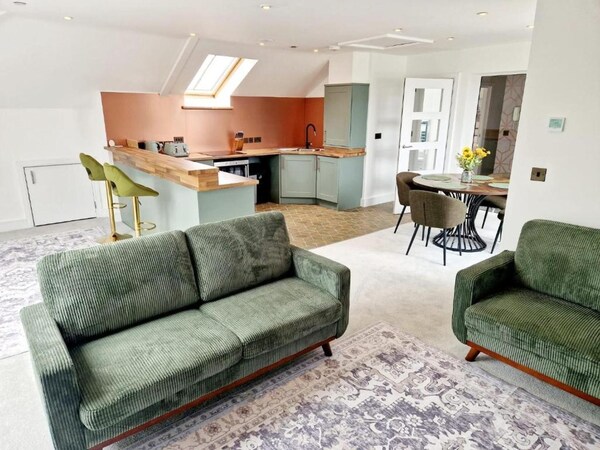 Apartment Sleeps 4 With Balcony And Parking - Kingsbridge