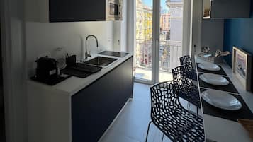Apartamento superluxo, sacada, vista para a cidade | Cozinha privada | Máquina de café expresso, cafeteira/chaleira, chaleira elétrica