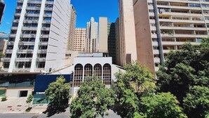 Um edifício moderno e imponente com várias andares, grandes janelas e uma entrada marcante.