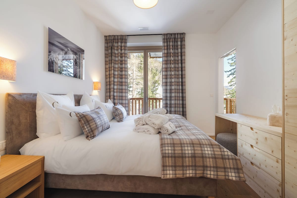 Alpine : Appartement 101 | Roupas de cama premium, cofres nos quartos, berços grátis