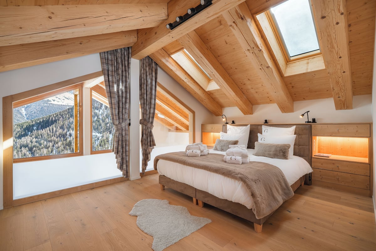 Alpine : Chalet P | Roupas de cama premium, cofres nos quartos, berços grátis