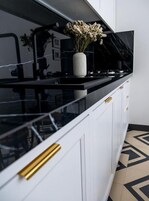Suíte família, varanda, vista para o pátio | Cozinha privada
