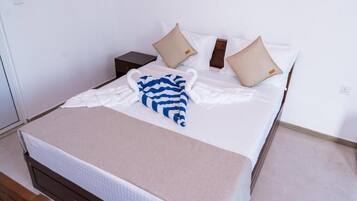 Quarto Duplo Deluxe, vista para o jardim | Secretária adequada para computadores portáteis