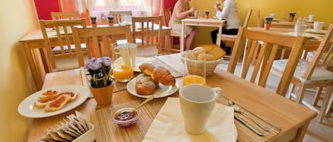 Café da manhã com pratos da culinária local grátis todos os dias