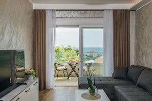 Apartamento Clássico, 1 quarto, vista para o mar | Sala de estar | TV de ecrã plano 