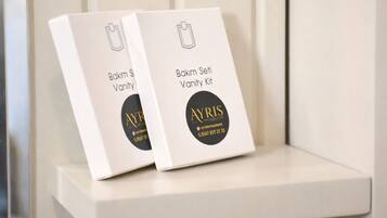 Duas caixas brancas rotuladas 'Bakm Seviy Vanity Kit', com logotipo e informações de contato.