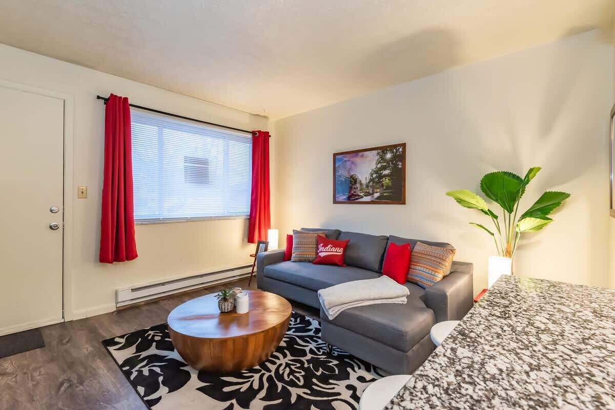 Maple Row Apartment: Perfect For Game Day! - Bloomington, IN