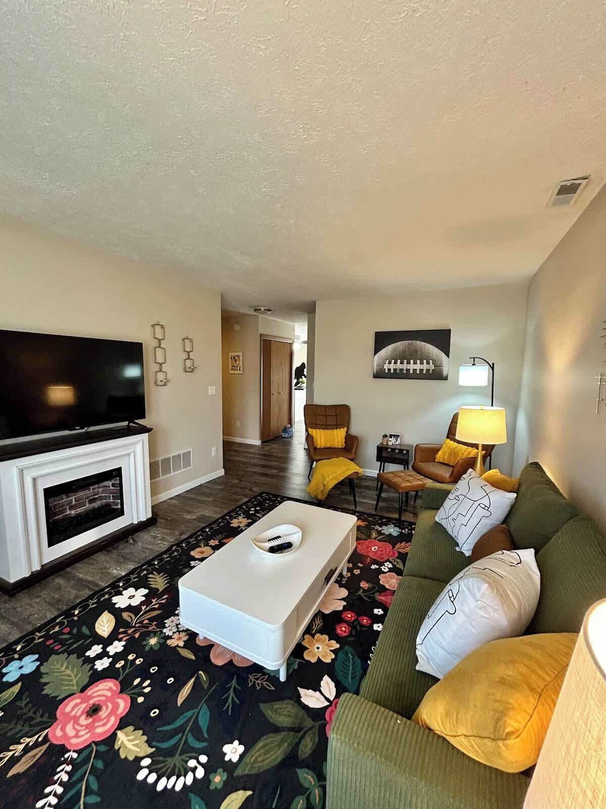 Bigfoot Bunkhouse: Bloomington Townhouse Getaway - Bloomington, IN