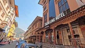 Hotel com arquitetura tradicional, uma placa de identificação e vista da rua.
