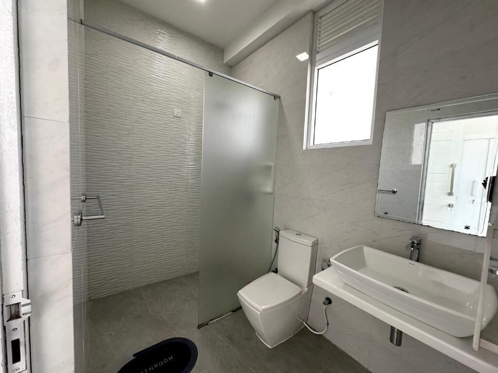 Quarto Duplo Deluxe, varanda, vista para a montanha | Casa de banho | Um polibã, artigos de higiene pessoal grátis, um secador de cabelo 