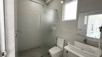 Quarto Duplo Deluxe, varanda, vista para a montanha | Casa de banho | Um polibã, artigos de higiene pessoal grátis, um secador de cabelo