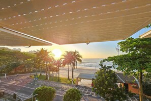 Apartamento superluxo | Praia | Na praia, areia branca, guarda-sóis, prática de vôlei de praia 