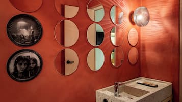 Quarto Duplo ou Twin Básico | Casa de banho | Toalhas fornecidas