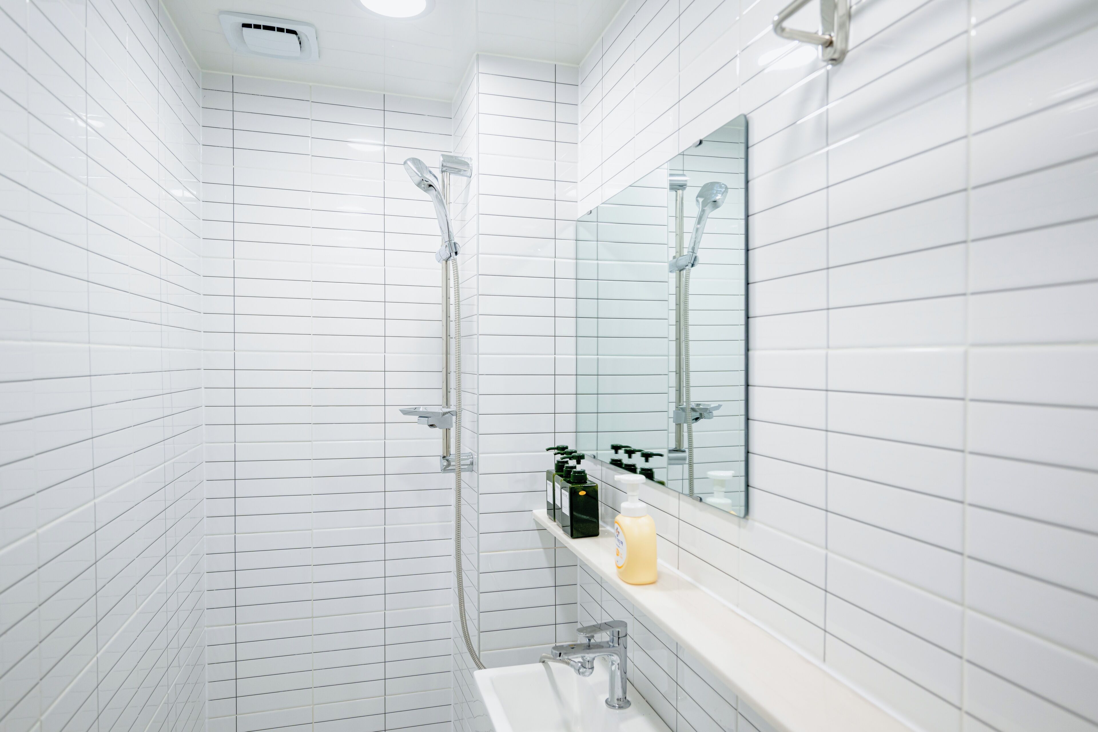 Quarto Deluxe, 2 camas de casal | Casa de banho | Um polibã, um secador de cabelo, chinelos, toalhas fornecidas 