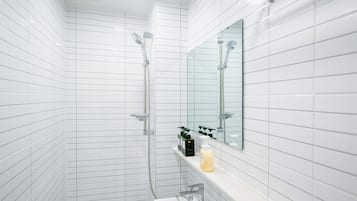 Quarto Deluxe, 2 camas de casal | Casa de banho | Um polibã, um secador de cabelo, chinelos, toalhas fornecidas