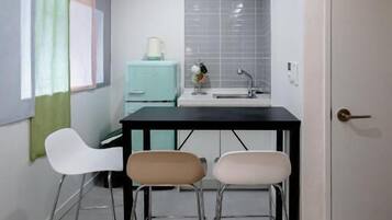 Quarto quádruplo superior | Cozinha privada | Geladeira, micro-ondas em uma área comum