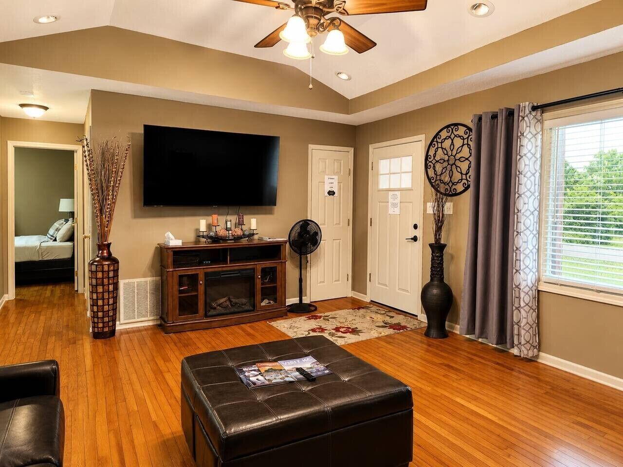 Spacious Kc Retreat W/ Sunroom & Huge Yard - Kansas City, KS