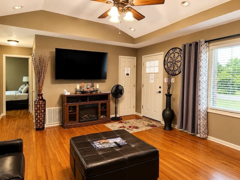 Spacious Kc Retreat W/ Sunroom & Huge Yard - Kansas City, KS