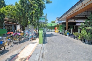 Rua com uma placa indicando 'I Wisata Sunan Bon Ng TUBAN'.