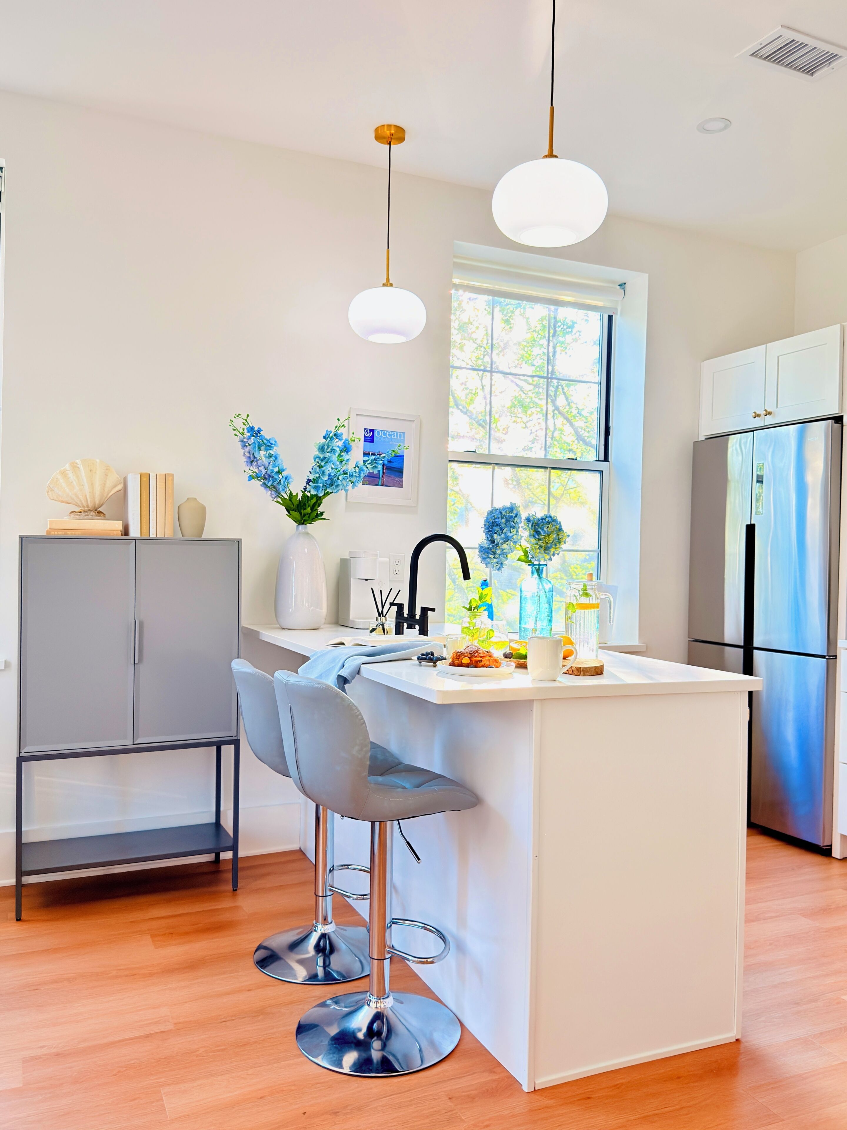Apartamento Deluxe, Vista para a cidade | Cozinha privada | Um frigorífico, um micro-ondas, um forno, uma placa de cozinha 