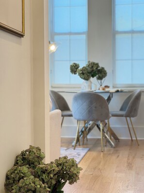 Apartamento Familiar, Vista para a cidade | Refeições no quarto