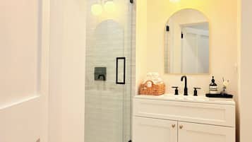 Apartamento Deluxe, Vista para a cidade | Casa de banho | Produtos de higiene exclusivos, um secador de cabelo