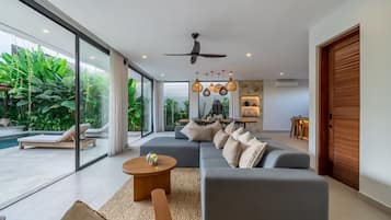 Vila família, 3 quartos, piscina particular | Área de estar | Smart TV 50 polegadas com canais digitais
