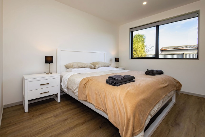 Spacious Hornby Home | Sleeps 8 | Garage & Yard - Rolleston