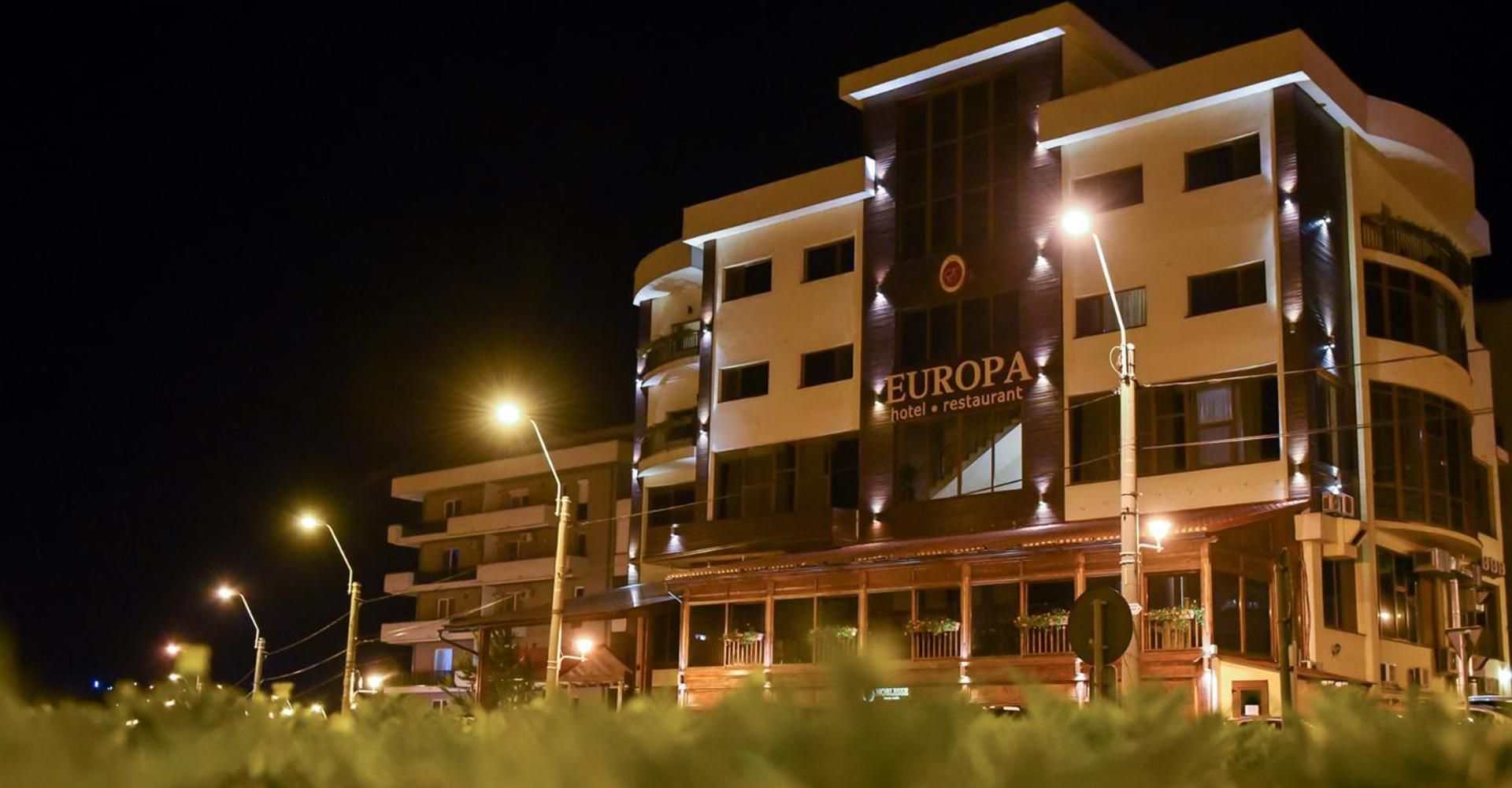 Um hotel com vários andares e uma placa com a inscrição 'EUROPA hotel restaurant'.
