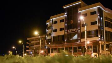 Um hotel com vários andares e uma placa com a inscrição 'EUROPA hotel restaurant'.