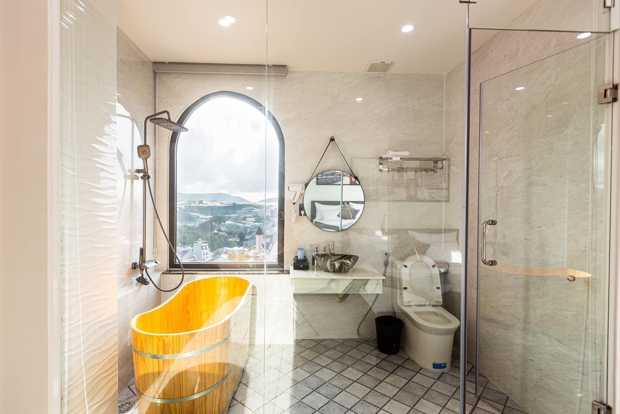 Quarto casal júnior, varanda, vista para a cidade | Banheiro | Produtos de toalete grátis, secador de cabelo, bidê, toalhas de banho