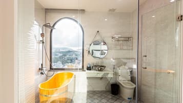 Quarto casal júnior, varanda, vista para a cidade | Banheiro | Produtos de toalete grátis, secador de cabelo, bidê, toalhas de banho